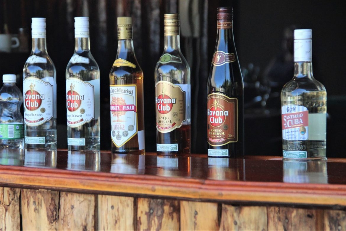 bar-bouteille-rhum-cayo-levissa-cuba-mylittleroad - My Little Road